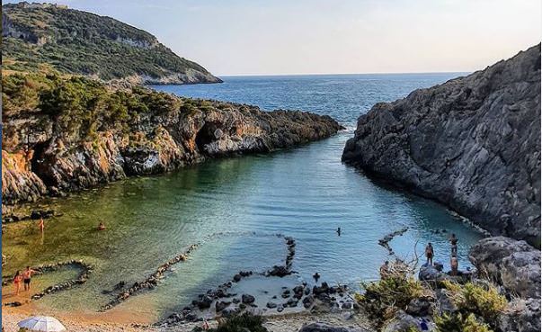 Γλώσσα: Βουτιές στη “μυστική” παραλία της Ελλάδας που θυμίζει τοπίο της ...