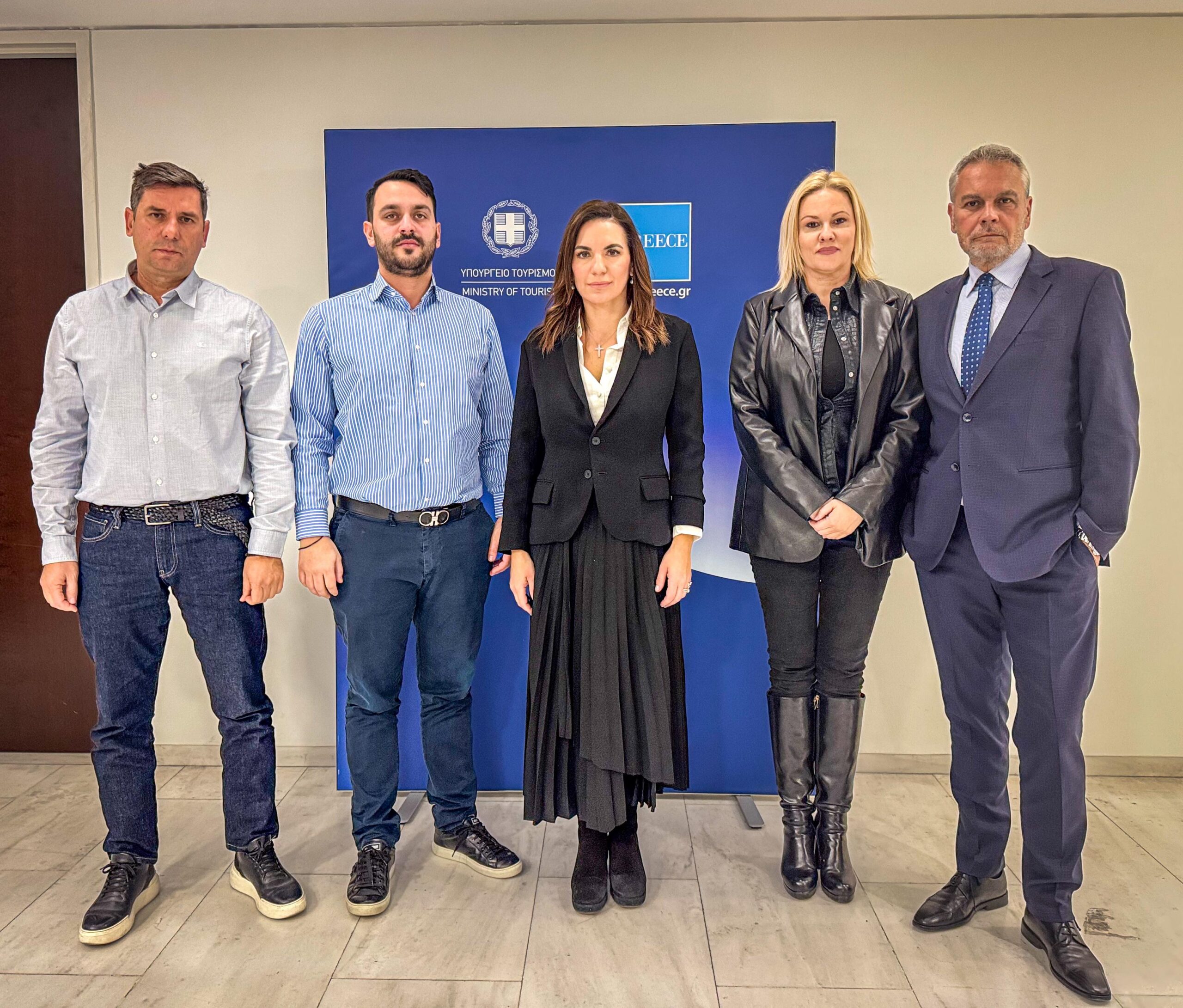 Συνάντηση της Όλγας Κεφαλογιάννη με φορείς της Σαντορίνης – Travelgirl